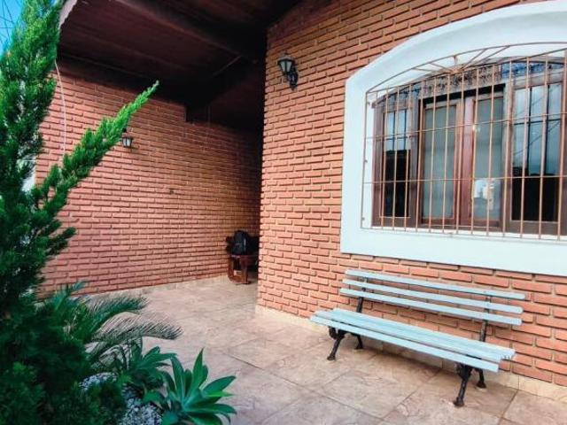 LINDA CASA NO CENTRO DE SUARÃO EM ITANHAÉM