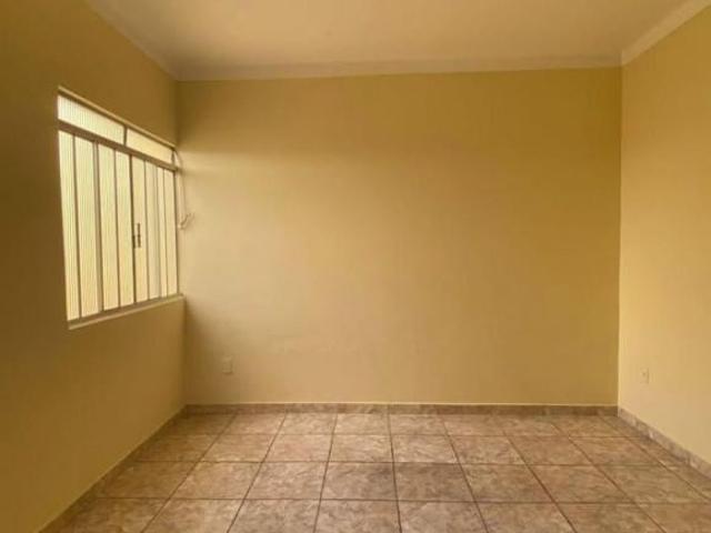 Casa à venda de 150 m² com 3 quartos, suite, quintal e garagem no Centro de Arapongas