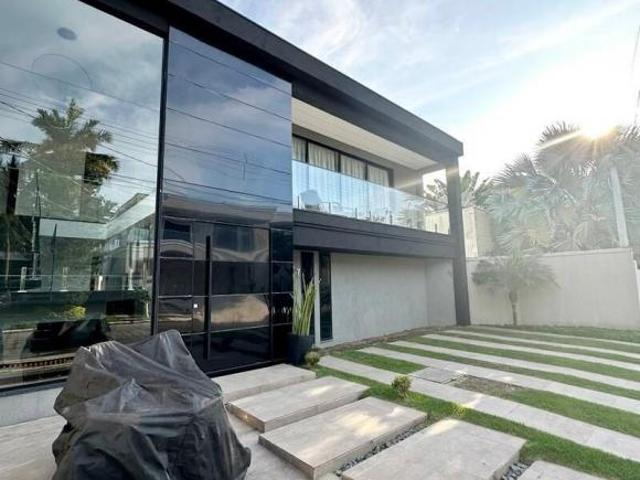 LINDA CASA NO COND ACAPULCO, TOTALMENTE REFORMADA, C/ 300m² ÁREA CONSTRUIDA
