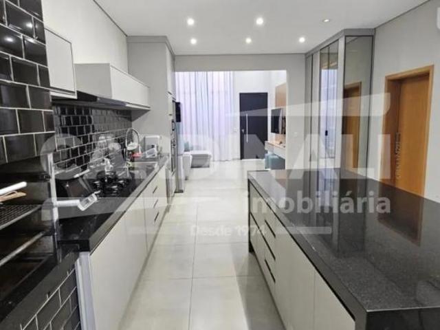 LINDA CASA NO CONDOMÍNIO FAIXA AZUL na redgião dos Damhas