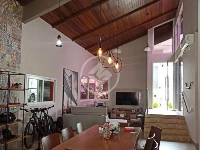 Linda casa no condominio Florais da Mata com iluminação, ares condicionados, planejados, jardim, Vár