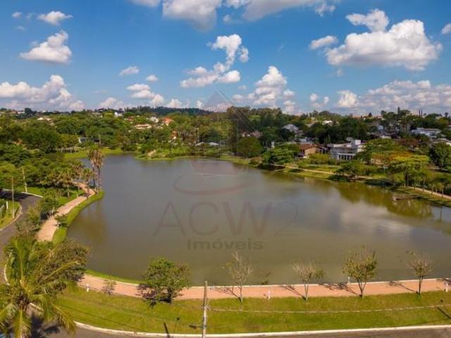 Linda casa no Condomínio Marambaia, com área gourmet e piscina aquecida