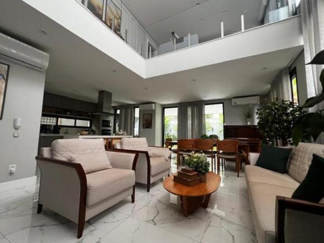 Linda casa no Condomínio Pitangueiras | É aqui na Imobiliária Rosa e Rangel