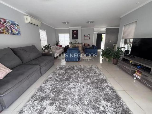 Linda Casa no Condomínio Real Villas Europa a venda com 4 Suítes, Recém reformada, com Piscina Aquec