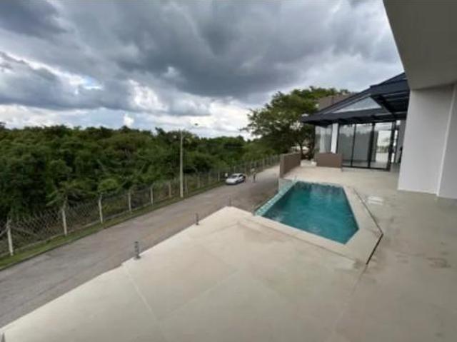 Linda casa no Condomínio Renaissance, 3 suítes, piscina borda infinita com linda vista para mata
