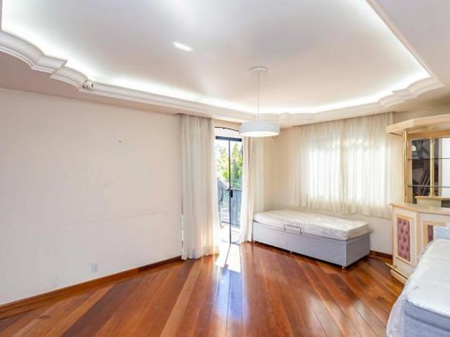 Linda casa no Ecoville com quintal e elevador