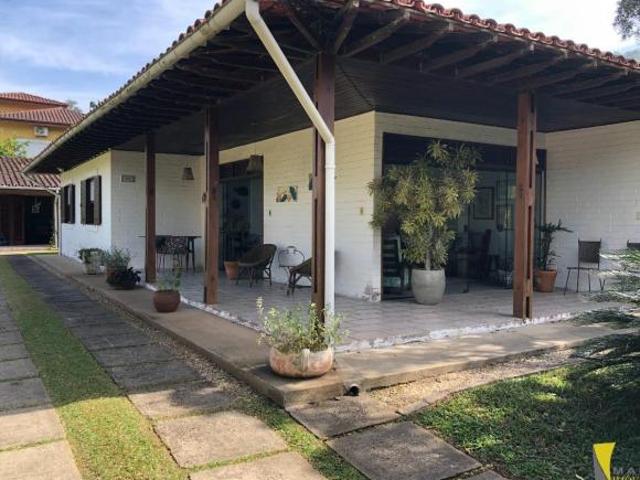 Linda Casa no Estilo Colonial, em um Terreno de 990m², no Condominio Pedra Verde à 200m da Orla do L