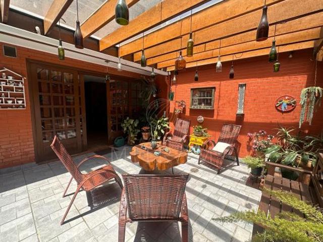Linda casa no jardim das américas com 240m