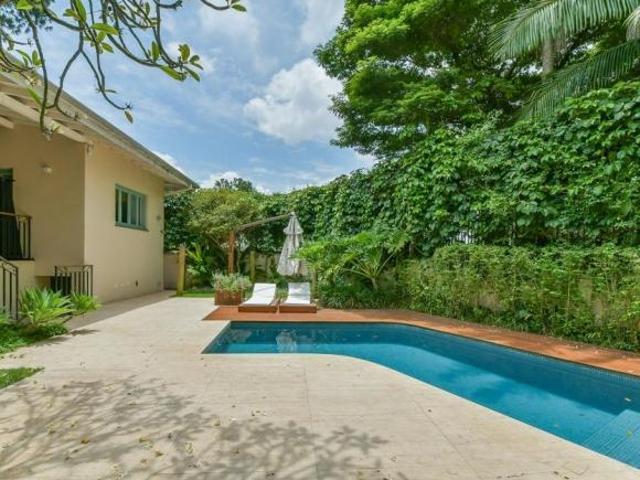 Linda casa no Jardim Guedala com terreno de 746m² / lazer privativo