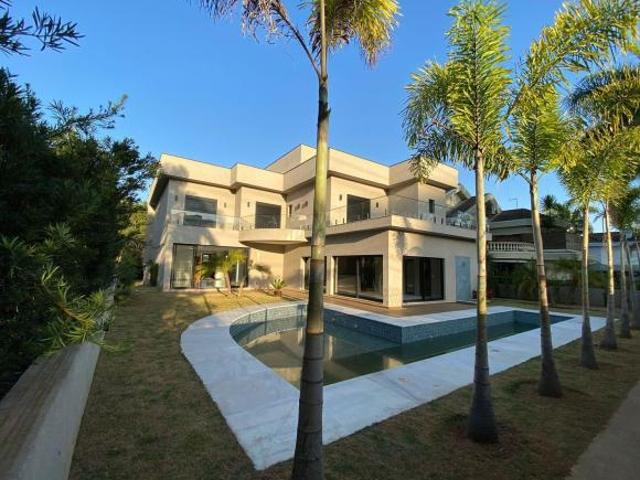 LINDA CASA NO RESIDENCIAL ALPHAVILLE TAMBORÉ 3 COM 750M²!