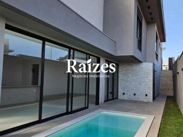 Linda casa no Tamboré com 3 suítes, piscina, elevador e condomínio com lazer completo em Uberlândia