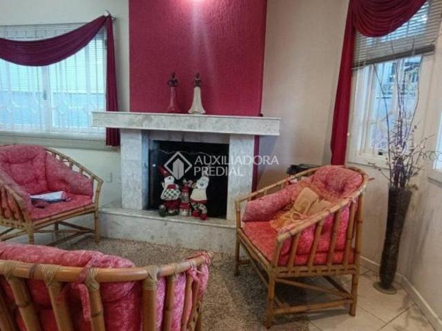 LINDA CASA NOBRE NO BAIRRO IGARA
