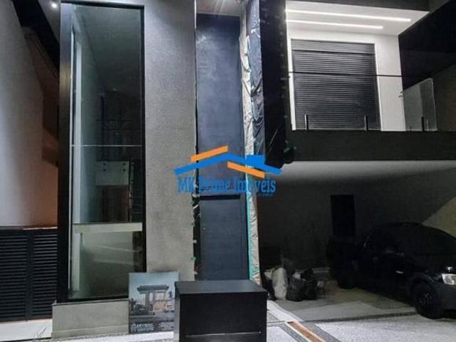 Linda Casa Nova com 3 Suítes, Piscina, no Condomínio New Ville!