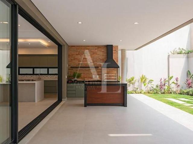 Linda casa nova à venda com 4 suítes e 5 vagas GENESIS I