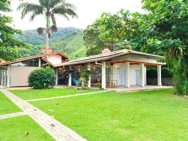 Linda casa avarandada, pé na areia, com 5 dormitórios e espaço gourmet na praia da Enseada em Ubatub