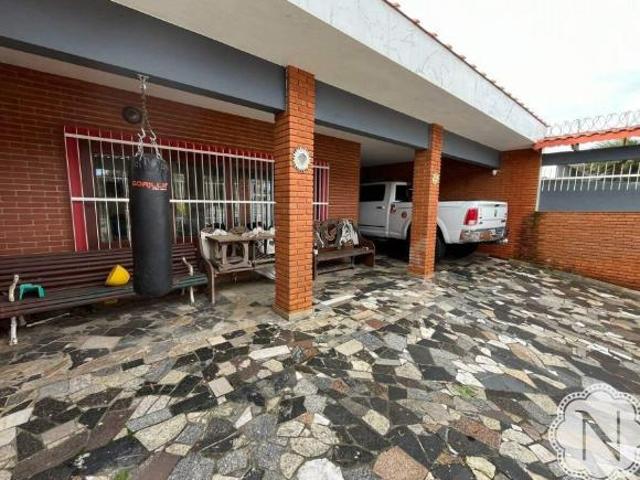 Linda casa a 300 metros do mar