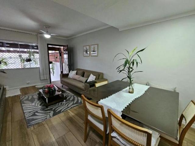 Linda casa a poucos minutos do metrô