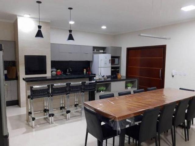 Linda Casa a Venda