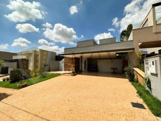 Linda Casa a venda com 300m2, 03 suítes, no Condomínio Praça das árvores, no Bairro Quinta da Primav