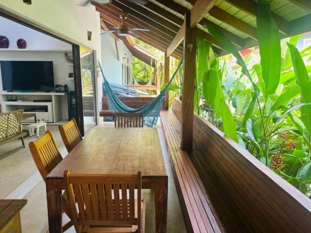 Linda casa a venda com 5 quartos em Camburizinho!