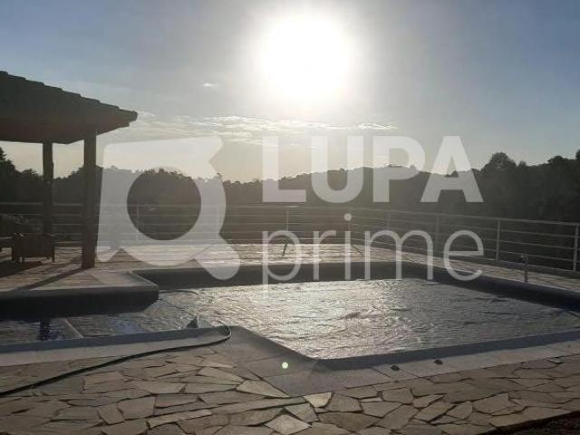 Linda Casa á venda com 800m² em Mairiporã!