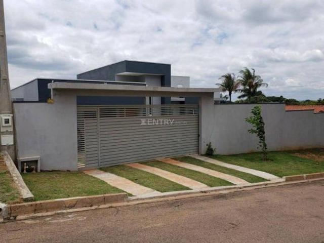 Linda casa à venda de 820m² sendo que 223m² construído, com 03 dormitórios sendo 01 suíte Parque