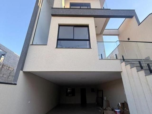 LINDA CASA À VENDA EM CONDOMÍNIO