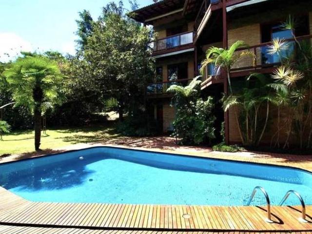 Linda casa à venda em condomínio na Aldeia da Serra com 7 suítes, piscina e lazer completo