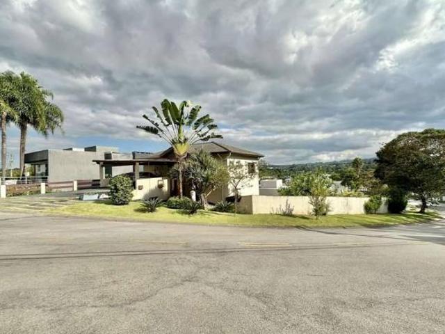 Linda Casa à Venda em Condomínio na Granja Viana com 3 Dormitórios, 4 Vagas e Varanda Gourmet
