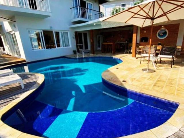 Linda casa a venda em ilhabela, Rodeada de Muito Verde em Região Central