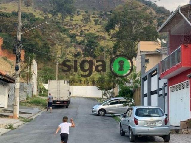 Linda Casa á venda em Laranjeiras Casa grande, 4 cagas de garagem e 2 quartos