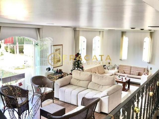 Linda casa à venda em São Paulo, Alto de Pinheiros Área Total de 463m² 3 quartos sendo 3 suíte