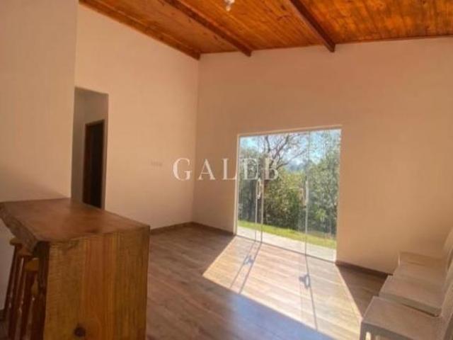 Linda casa à venda em San Fernando Valley Atibaia/SP: 2 quartos, 2 salas, 1 banheiro, 5 vagas de g