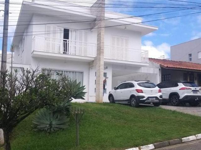 Linda casa a venda no Condomínio Arujá Ville