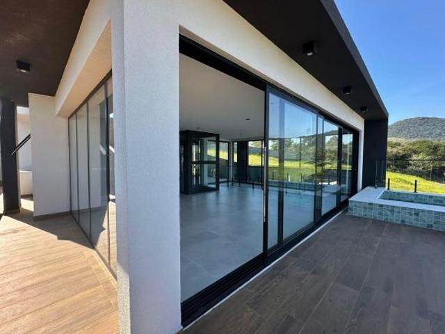 Linda Casa à venda no Condomínio Greenfield em Atibaia