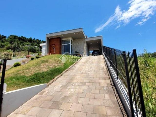 Linda Casa à Venda no Centro de Encantado