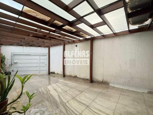 LINDA CASA A VENDA NO BAIRRO EUROPA