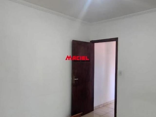 LINDA CASA ACIMA DO NÍVEL DA RUA, NA AVENIDA PRINCIPAL DO JD SANTA INÊS I