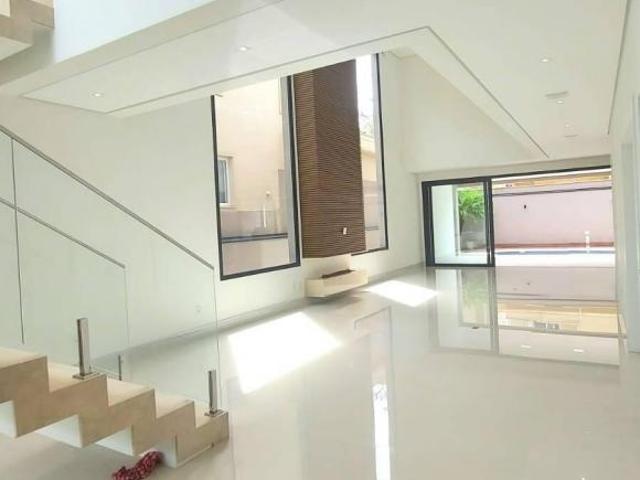 LINDA CASA ALPHAVILLE, 4 SUÍTES, ÓTIMA LOCALIZAÇÃO, SUPER COMPLETA!