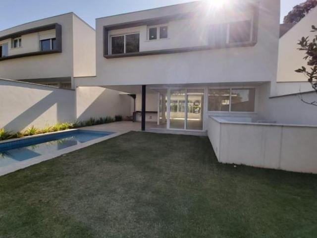 Linda casa alto padrão em condomínio com alto padrão de acabamento