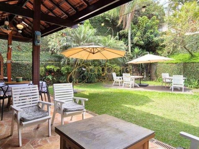 Linda casa, ampla e bem localizada. Confira!