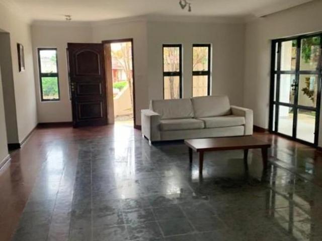 Linda casa ampla em condomínio Nova Caieiras