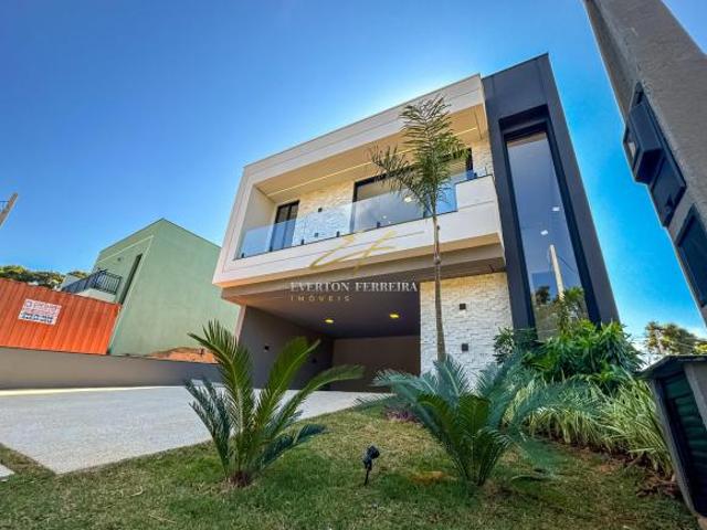 Linda Casa Assobradada com 3 Dormitórios, sendo 1 Suíte com Closet, Escritório