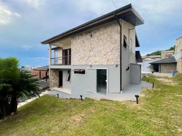 Linda casa bairro Itacorubi. 6 quartos piscina e área gourmet