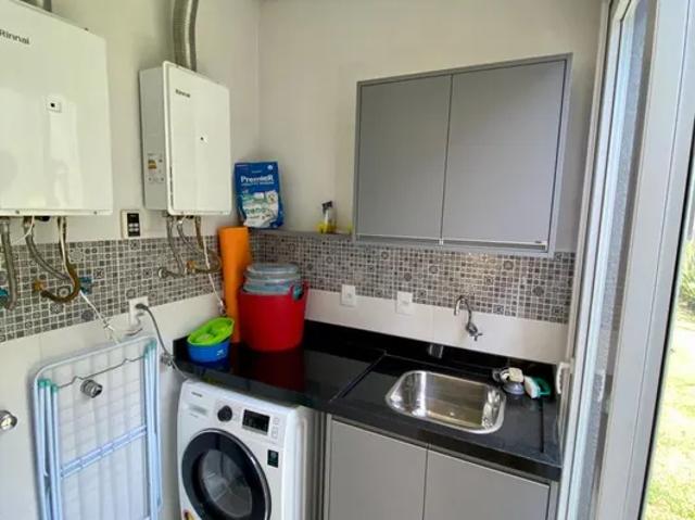 Linda casa beira lago com piscina no melhor condomínio de Capão da Canoa!