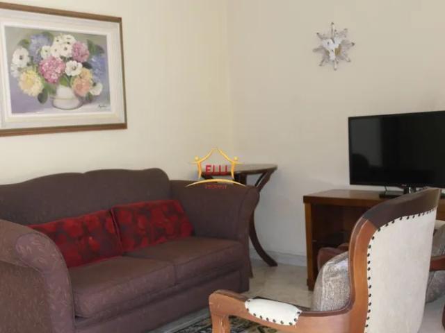 Linda casa c/3 quartos em área comercial