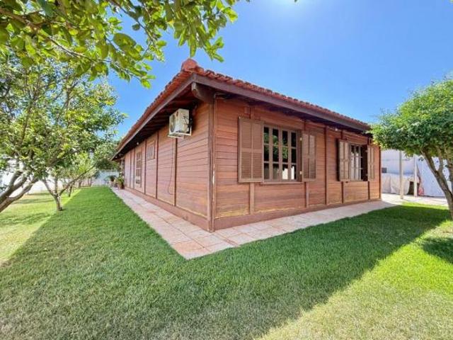 Linda casa charmosa em madeira, 2 suítes, lote 800 m², condomínio Privê I