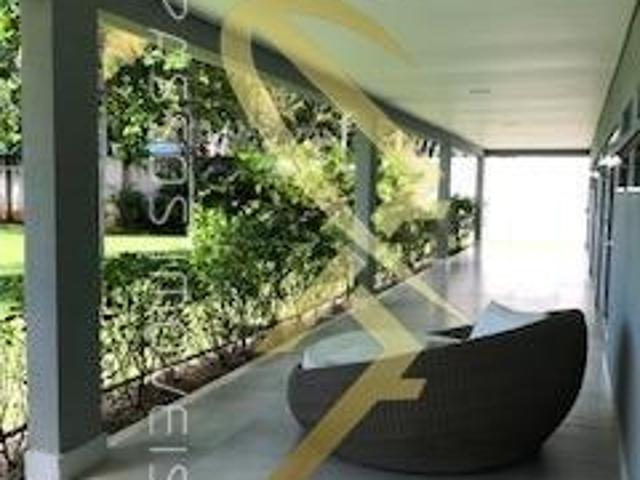 LINDA CASA CINEMATOGRAFICA EM CONDOMINIO FECHADO PÉ NA AREIA, PRÓXIMO AS PRAIAS MAIS FREQUENTADAS.