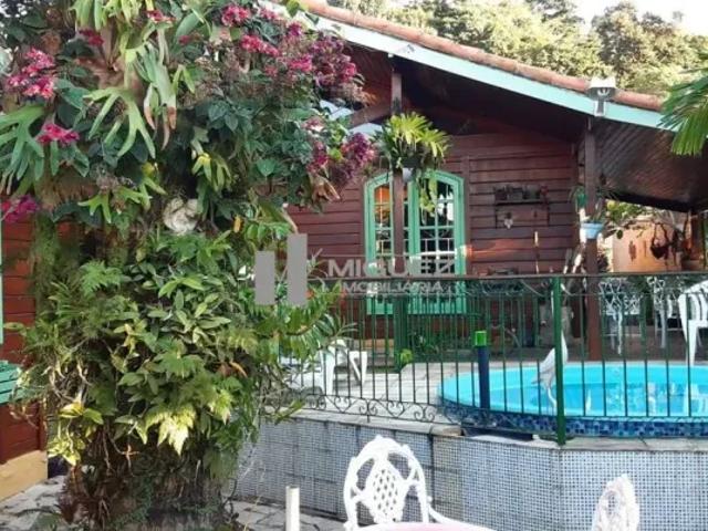 Linda Casa Colonial à venda com 4 Quartos sendo 1 suite 2 vagas, 180m² com piscina e churrasqueira