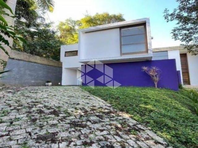 Linda casa, com 400m² construídos no coração da cidade, 3 suítes, para vender por R$ 1.700.000,00!